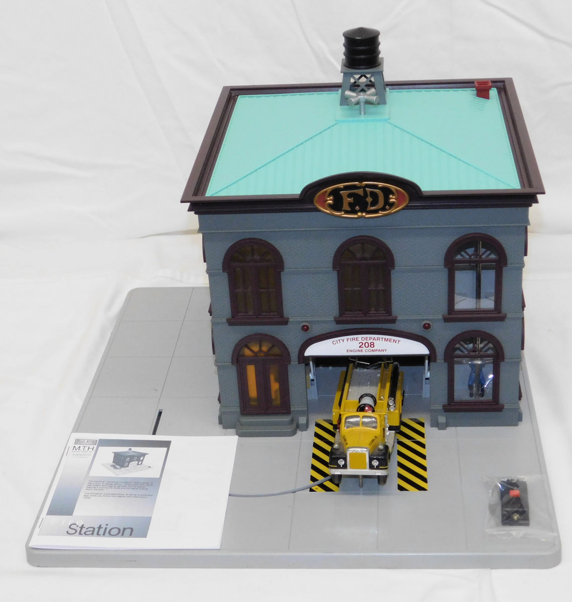 MTH RailKing 30-9112 Operating Firehouse Engine Company 208 Yellow Fir ...