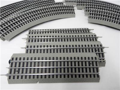 Lionel FasTtrack Figure 8 layout with 90 degree crossing everything yo ...