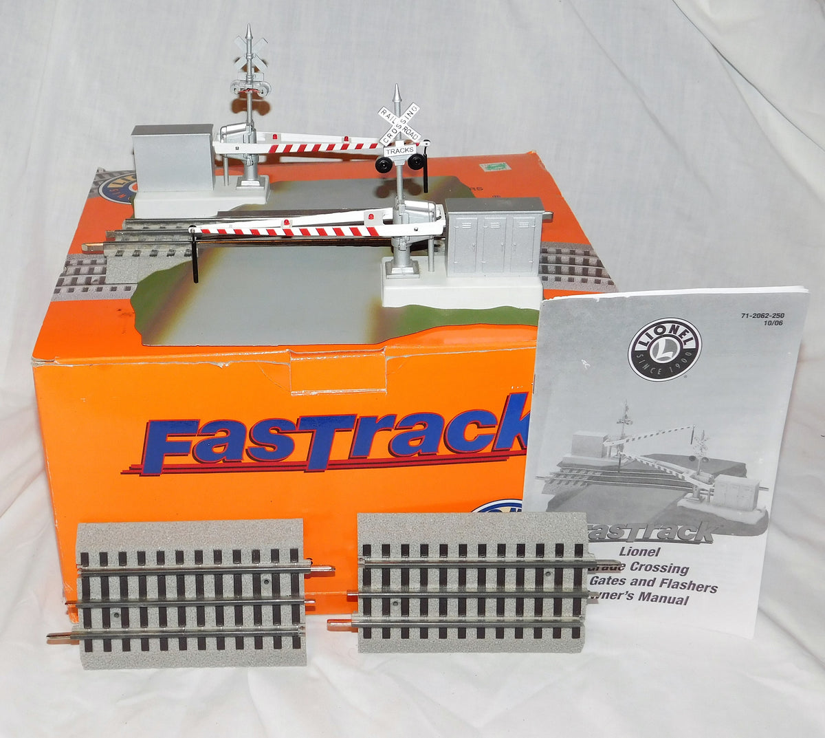 Lionel 6-12062 Fastrack Grade Crossing w/ Gates Flashers & Bell Sound ...