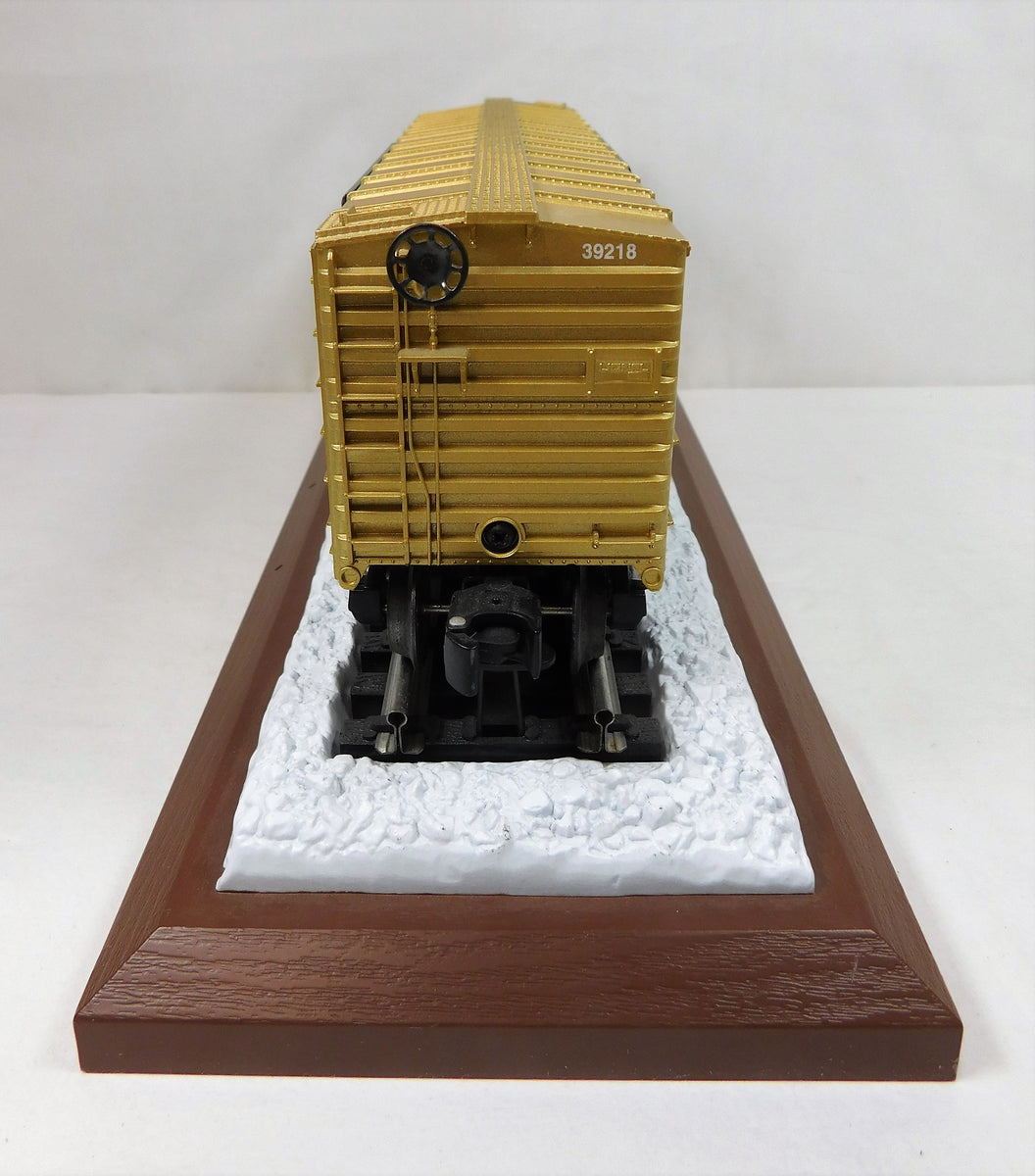 Lionel Trains 6-39218 Century Club II Gold Member Boxcar on Display Ba ...